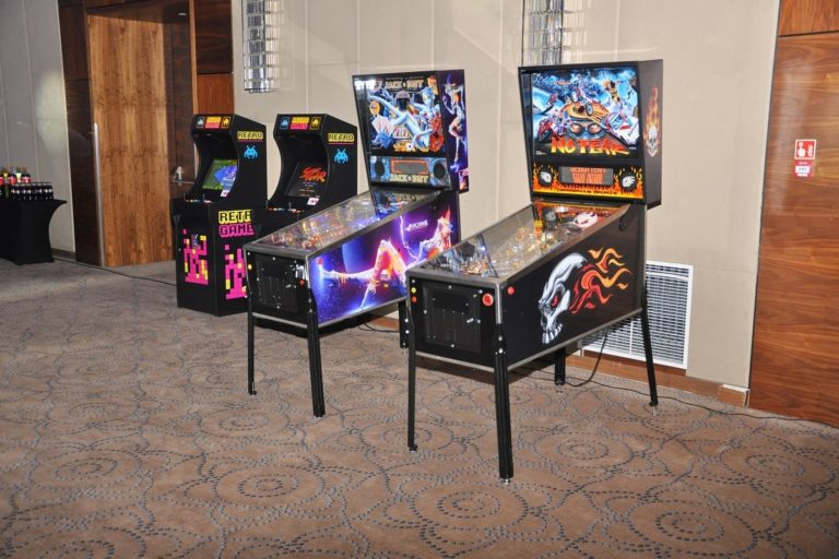 Flippery na imprezy kosmiczne | Pinball Attack From Mars wynajem